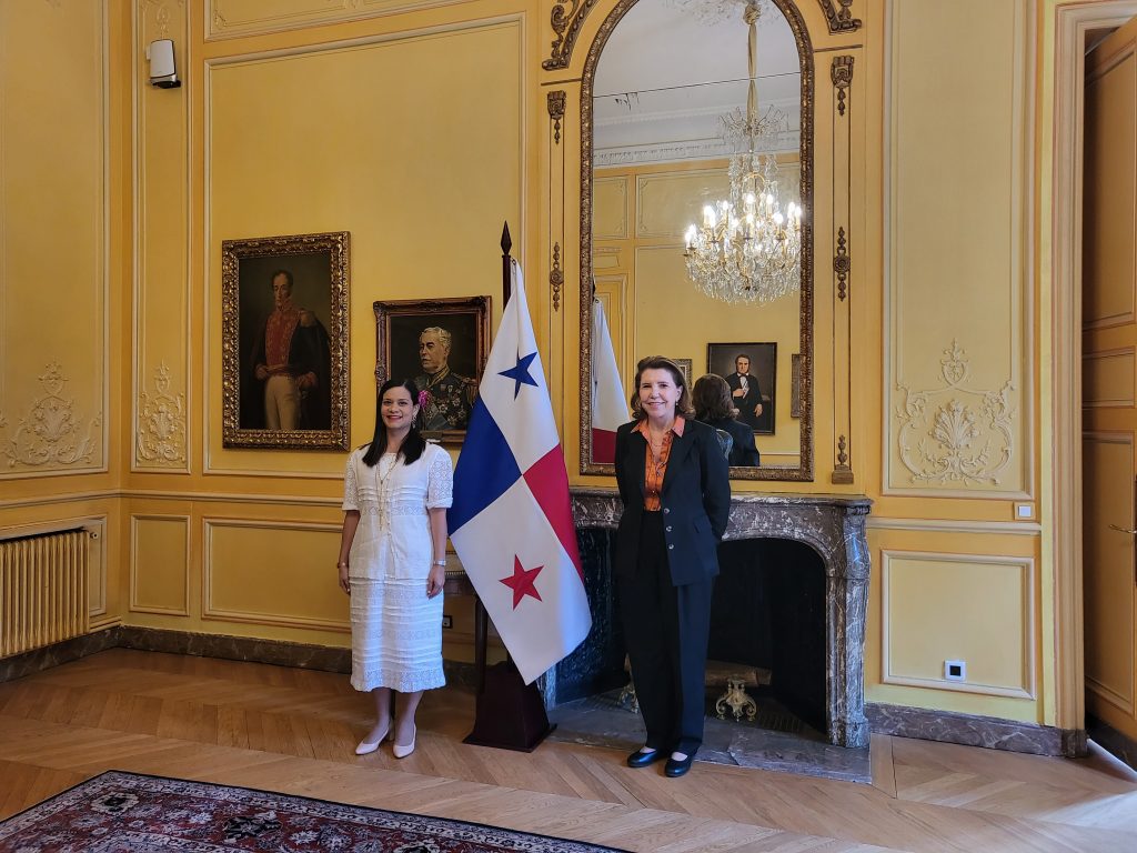 Acto solemne con el pabellón nacional. - Panama en France - Embajada de ...